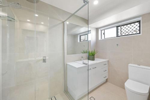5 Bedroom House, Walk To Beach - Mooloolaba