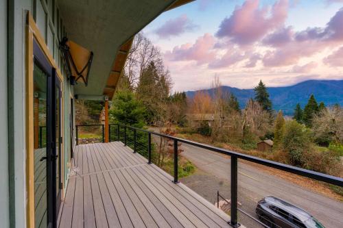 Modern Gorge Retreat Steps From River & Hiking - Cascade Locks, OR