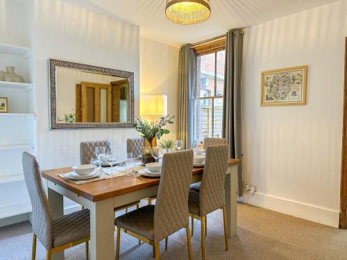 New - Cosy & Stylish City Centre Home - Sleeps 6 - Canterbury