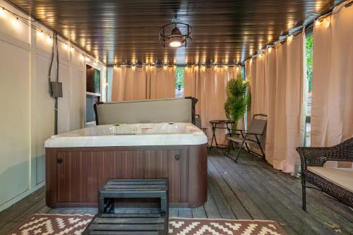 Top Level - Atlanta Mbs Apartment With Private Hot Tub - Atlanta, GA