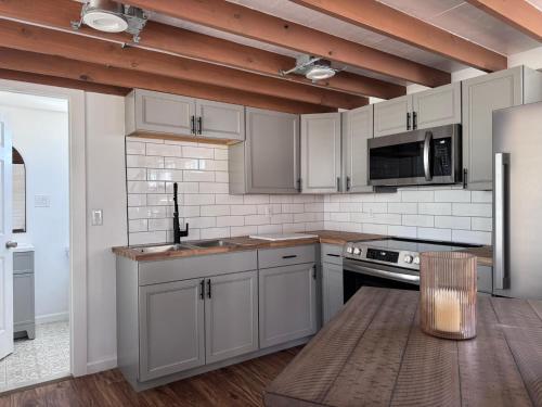 Cute Barn Guesthouse - Minutes From Downtown And Major Attractions - San Antonio, TX