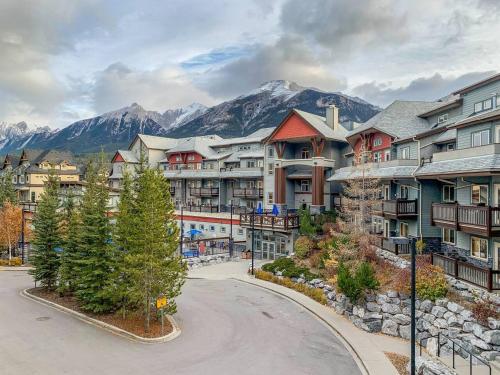 Mountain Retreat Modern 2br With Views And Pool Near Dt - Alberta