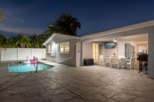 Coastal Family Escape With Private Pool Near Beaches - Tarpon Springs, FL