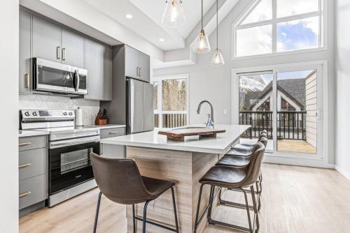 Brand New 3br With Mountain Views And Private Garage - アルバータ