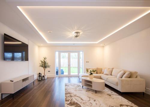 Luxurious 4 Bed House - Close To Windsor Castle! Free Parking - Slough