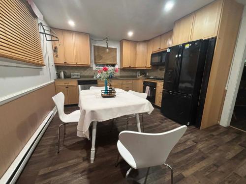 Entire Detached 3-bedrooms Cute Home In Cornwall Area - Cornwall, ON, Canada