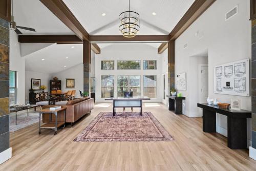 Polished King Getaway - Sleeps 4 - Pool, Prkg - Austin, TX