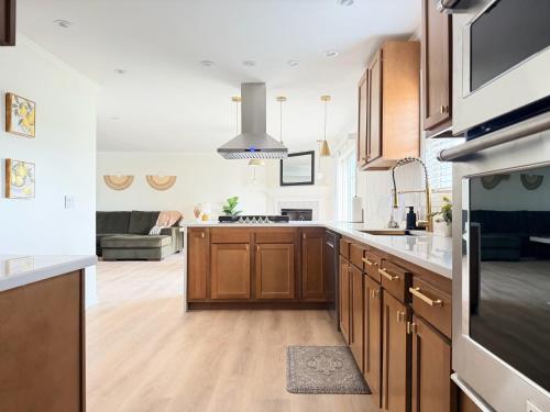 Shoreham Luxe Vibrant 4br 2,5ba With Waterfront - Evansville