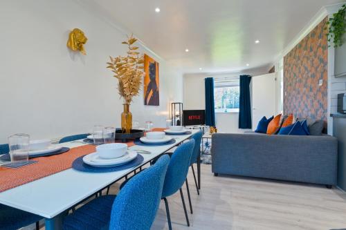 Modern 2-bed House With Parking - Work & Comfort - Canterbury