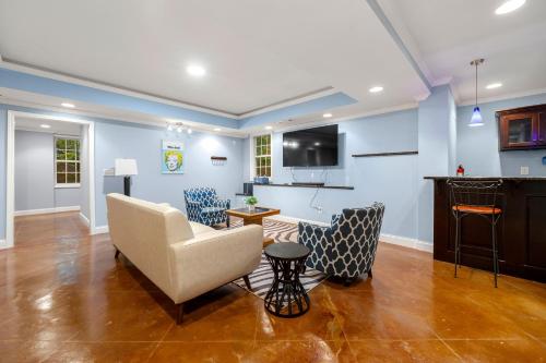 Lake Lanier Retreat, Dock, Firepit, Home Theater - Gainesville