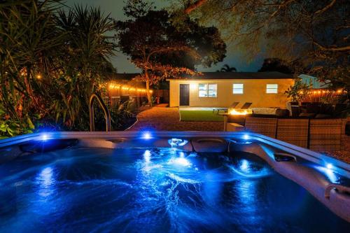 East Boca Oasis With Huge Yard Hot Tub Fire Pit And Games - Delray Beach, FL