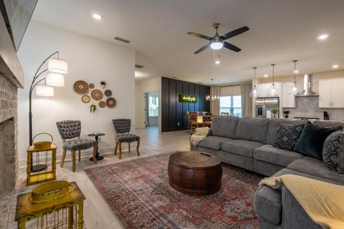 Lakepoint 2 Mi, Sleeps 12, Pets, Games, Grilling - Acworth