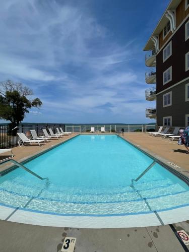 Beachy Condo With Pool And Hot Tub - Michigan