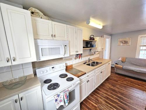 Spacious 4bd Apt Sleeps 9 Pets Ok 2 Free Parkin - Kennebunkport, ME