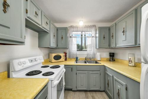 Condo Ideal Location Ski, Shop, Hike - North Conway, NH