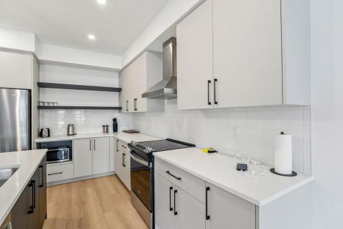 Modern 3br House, King, 2 Queens, Parking - London, Ontario