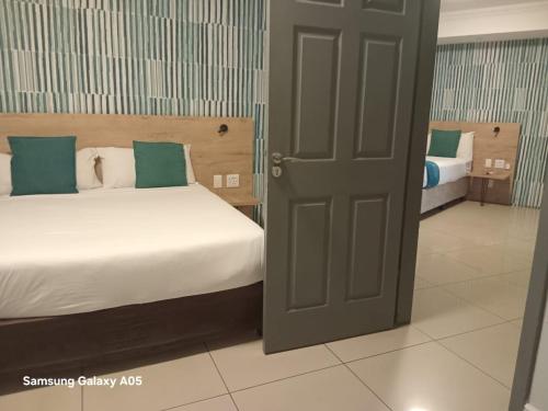 Bayside Self Catering And Hotel 14 Monty Naicker Pinestreet Durban - Durban
