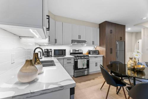 High Park Retreat: Modern Styled 2b/2b In Toronto! - Toronto