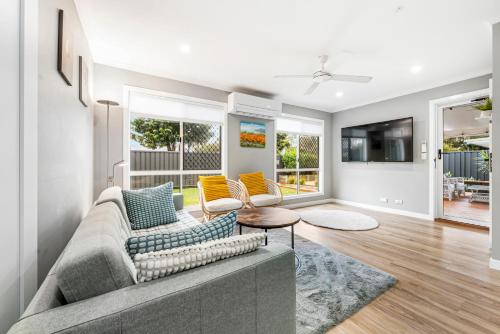 Spacious Beachmere Retreat - Walk To The Bay - Bribie Island