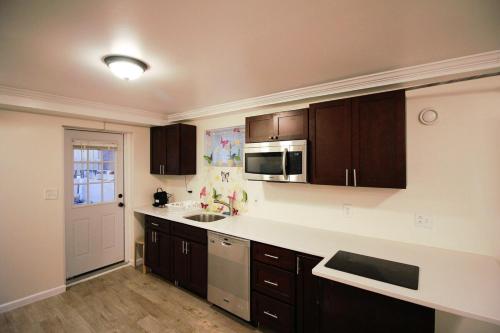 Otis 3304 Bsmnt - Sunny Lower Apartment Suite - Silver Spring, MD
