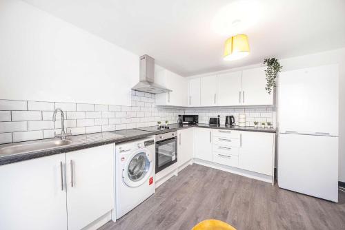 5-bedroom Apartment In Manchester - All En-suite Bathrooms - Sleeps 10 - Free Parking - Bury