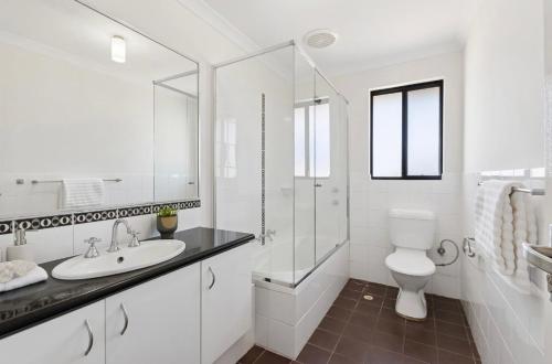 Sunlit Minimal Master Room With Bathroom Bayswater Central City & Airport Shared House - Perth