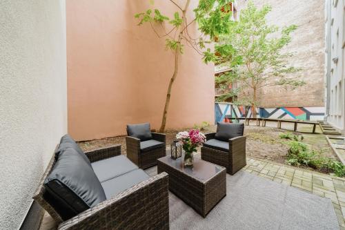 Homely Berlin - Zentral, Ruhige Terrasse, Altbau Mit Charme - Berlim