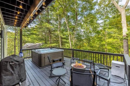 Ridgeview - Hot Tub, Fire Pit, Arcade & Theater - Berkeley Springs, WV