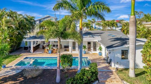 Canal-front 3br – Pool, Hot Tub & Boat Access - 北港