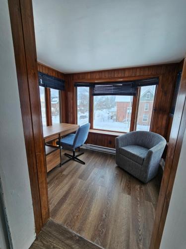 Spacious 4br Home, King Loft, Near Hospital, Downtown & Sporting Arena - Peterborough, ON, Canadà