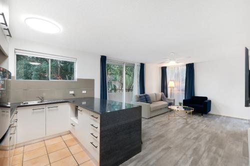 Spacious Apt With Parking And Pool - 100m From Beach - Surfers Paradise