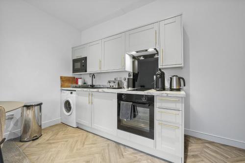 1 Bedroom Apartment With Free Parking - 5-min Walk To Beach & Ayr Town Centre - 에어