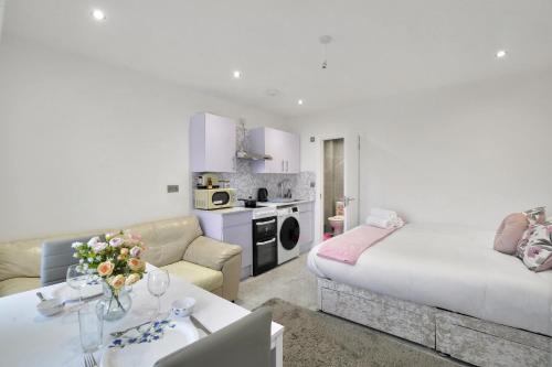 Uxbridge Studio – Private Driveway Parking - Hayes
