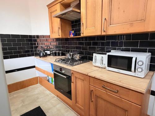 Cozy Corner - 3 Bedroom Full House - Perfect For Families, Couples And Company Contractors - Wakefield