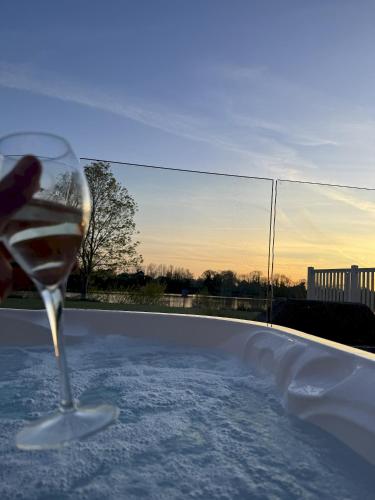 Lakefront Lodge W Hot Tub Outdoor Dining - Gloucestershire