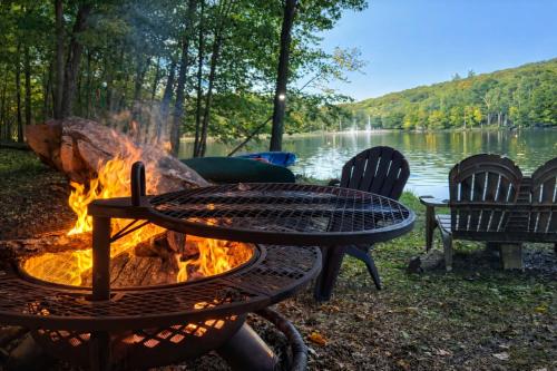Switch To Hosting Peaceful Lakefront Stay, Hottub, Fireplace, Kayaks - Stroudsburg, PA