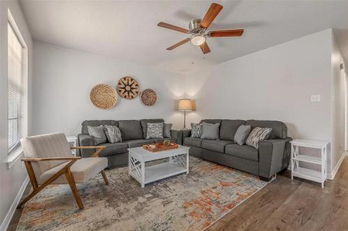 Stylish 2br Comfort Near Texas A&m - Ev-friendly - Bryan, TX