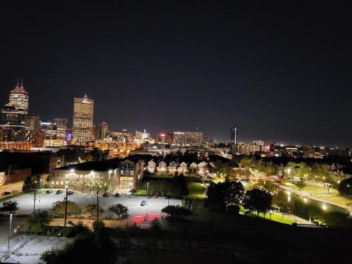 The Crimson Place, Free Indoor Parking - Indianapolis