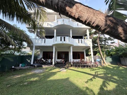 White House & Sea Food Restaurant - Hikkaduwa