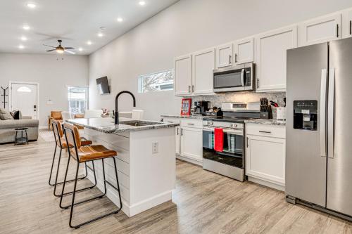 Rooftop Lounge & City Views! 3br 3 Mi To Dtwn Indy - Indianapolis, IN
