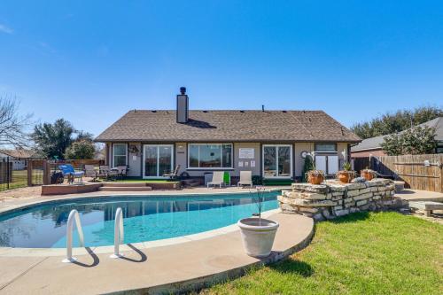 Hot Tub, Pool, & Fire Pit! Solar-powered Hutto Gem - Georgetown, TX