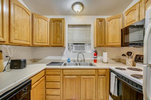 Cute Little House On The Lake: Wine Country Stay! - Eugene, OR