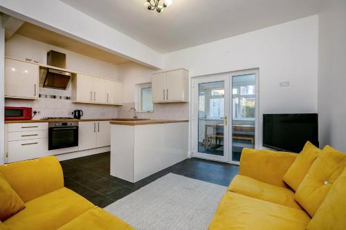 Sapphire House - Comfortable 4br Home - Sleeps 9 - Parking & Garden - Doncaster