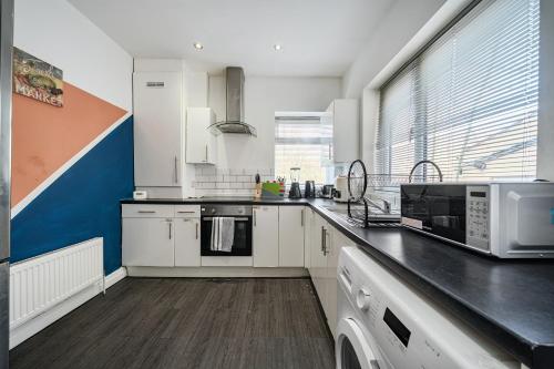 6br Modern Home In Salford Sleeps 13 | Uni Nearby - Salford