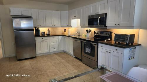 Spacious 2 Br, 3 Beds, Sleeps 6, Kitchen, Laundry - Vaughan