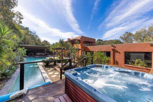 Solterra- Luxury 25m Pool, Spa & Private Acreage Mudjimba - 5min Airport - Mudjimba