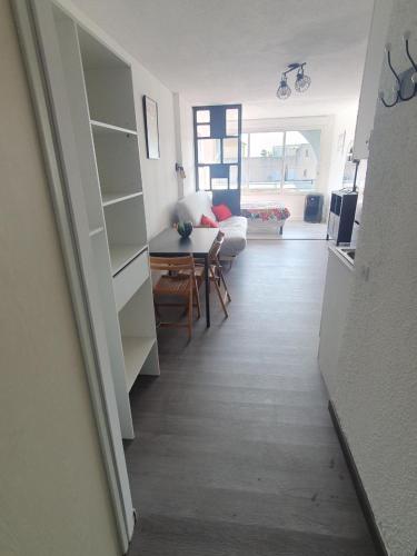 Les Floralies 2 Studio 4 Personnes, Clim, Piscine Dans La Residence Et Parking Prive Disponible - Saint-Laurent-d'Aigouze