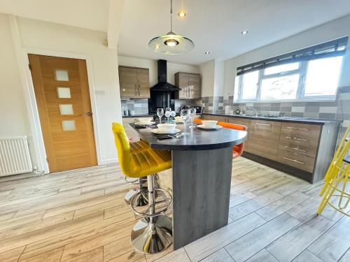 Very Spacious 4 Bedroom House With Large Garden - Royal Leamington Spa