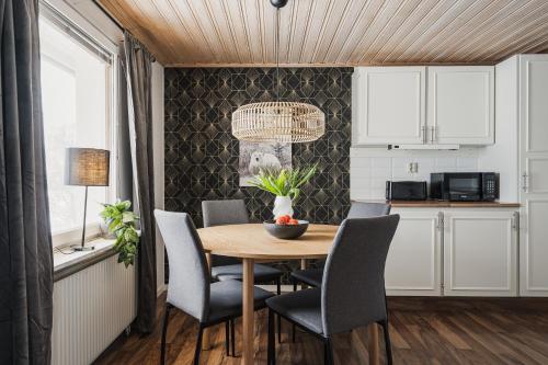 Guestly Homes - 1,5br Top Floor Residence With Lake View - Boden
