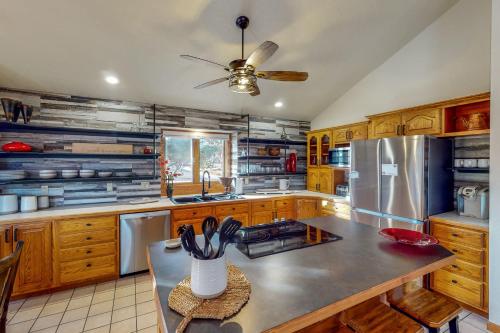 Work & Play! Spacious Lake-view Home In Greeley - Greeley, CO